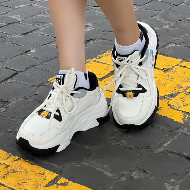 Nữ chân to nên đi giày sneaker gì giúp thon gọn hơn?